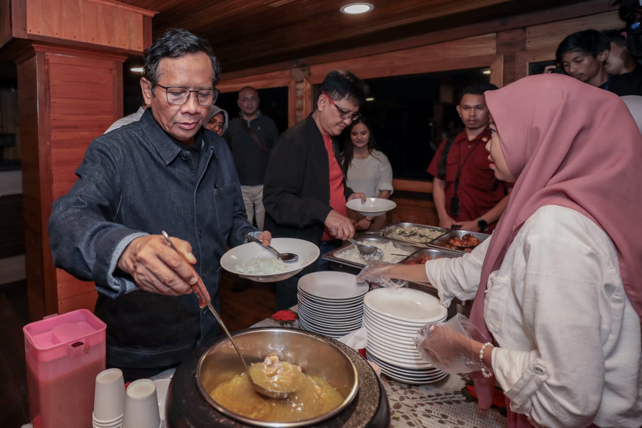Makan Malam Bareng Gen Z di Kapal Pinisi Makasar, AS Hikam Sebut Mahfud Mirip Gus Dur : Tegas ...